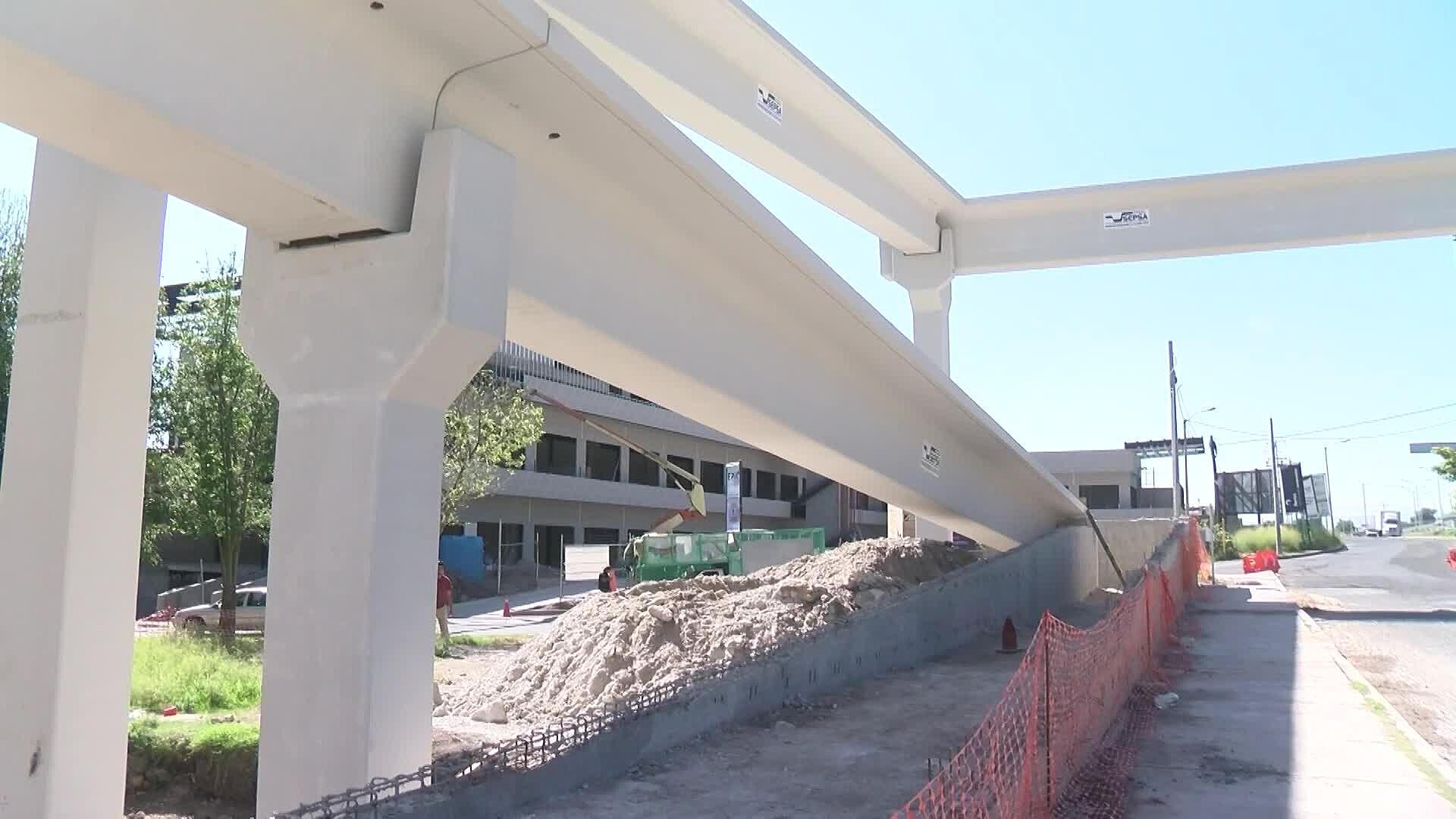 Instalan Trabe Para el Puente Peatonal en el Fraccionamiento Sonterra | N+