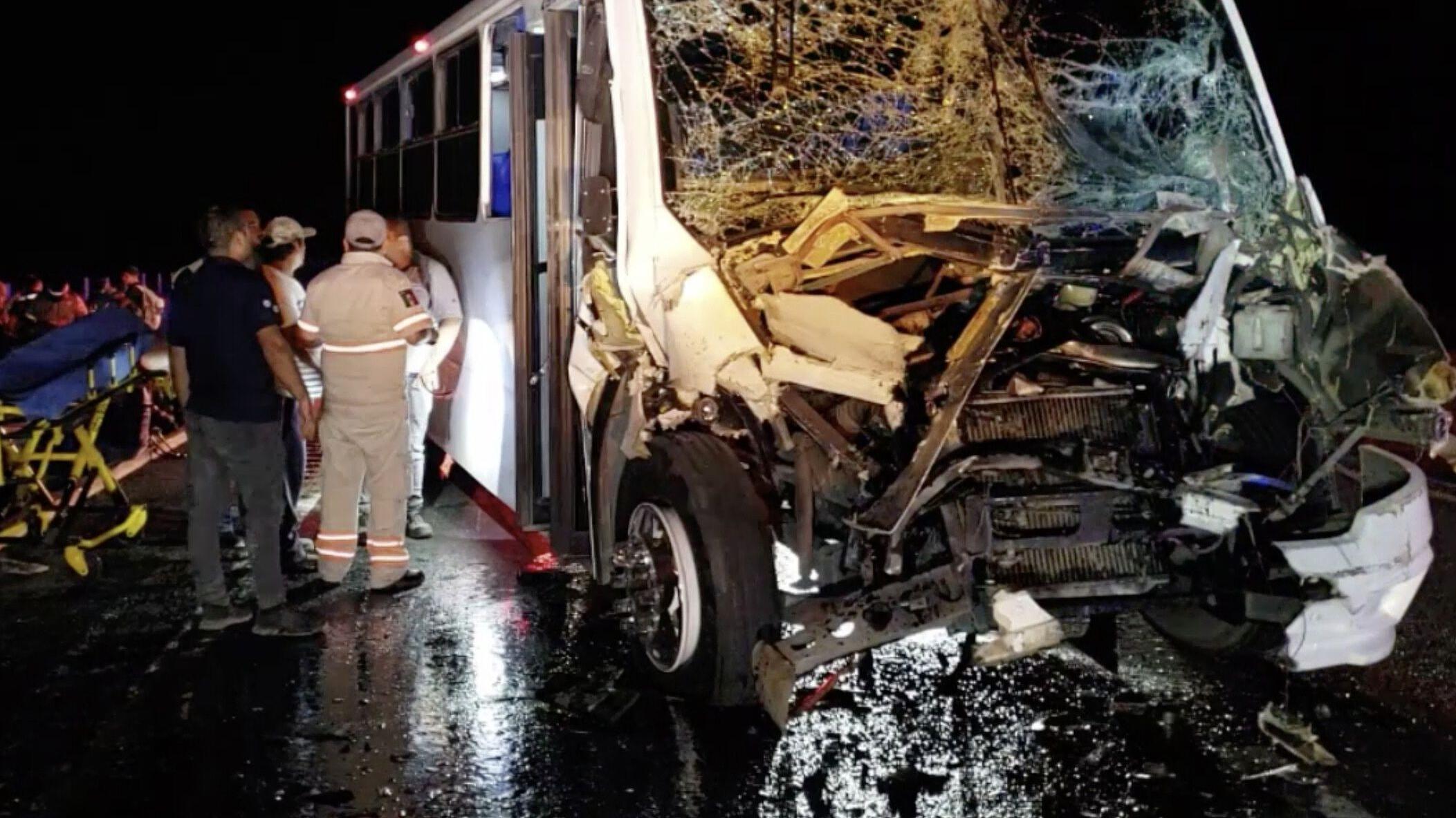 Accidente De Autobús Contra Tráiler En Carretera Torreón Saltillo Deja