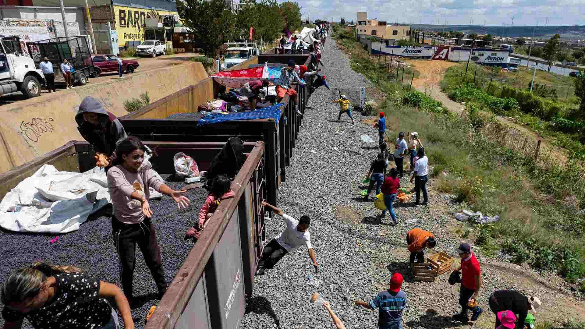 Migrantes Abordan La Bestia en Huehuetoca Estado de México | N+