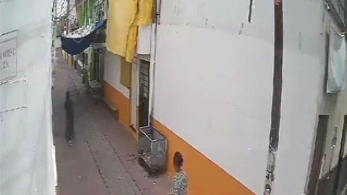 CDMX: Captan Asalto a una Mujer que Paseaba a su Bebé en Carriola en ...