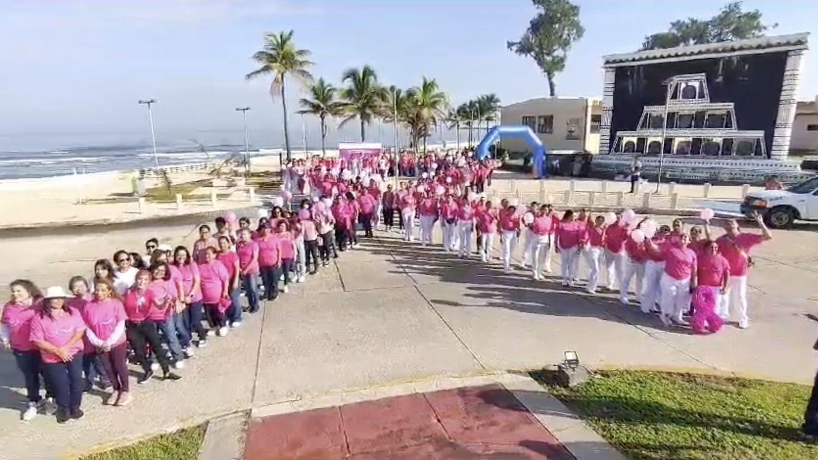 Forman Moño Rosa Humano Contra el Cáncer de Mama en Coatza | N+