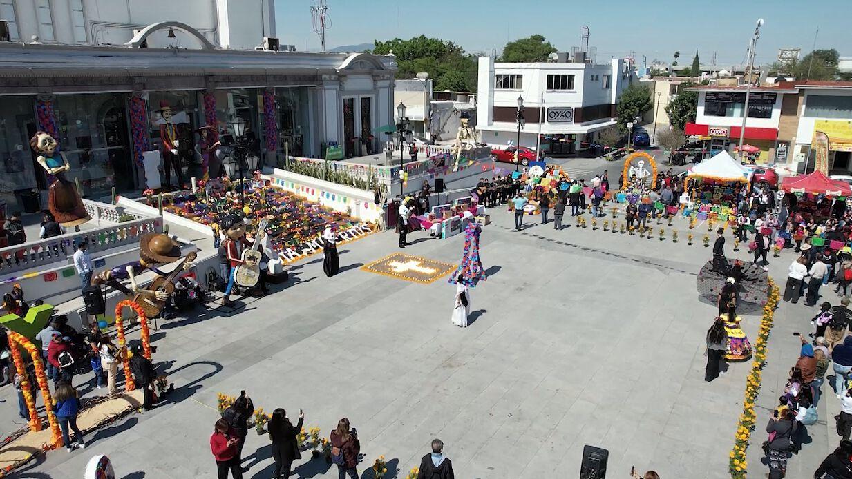 Realizan Altar de Muertos en Honor a Chabelo | N+