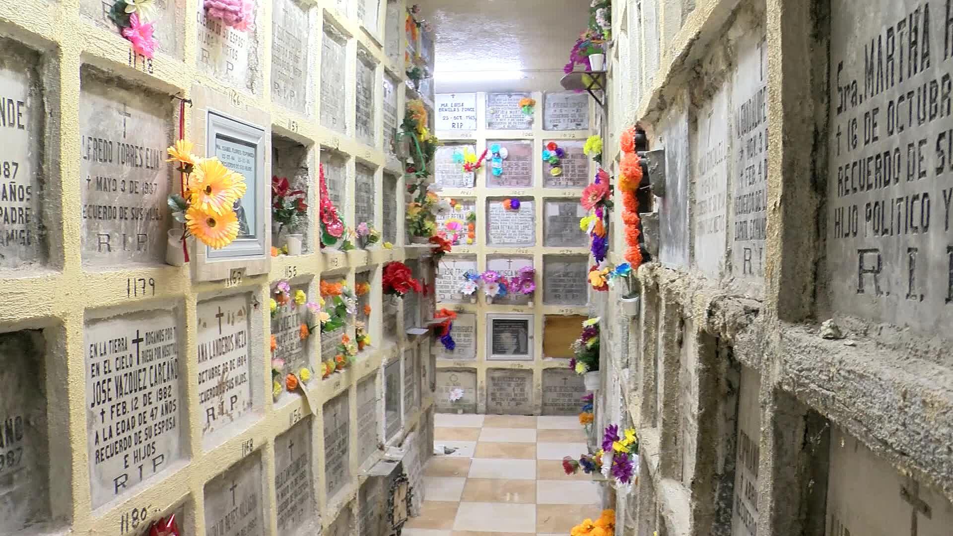 Miles Visitan la Criptas de sus Familiares y les Dan un Toque Personal ...