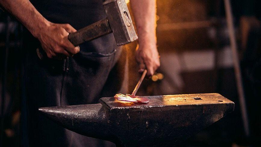 Trabajo de un Herrero Forjador | N+