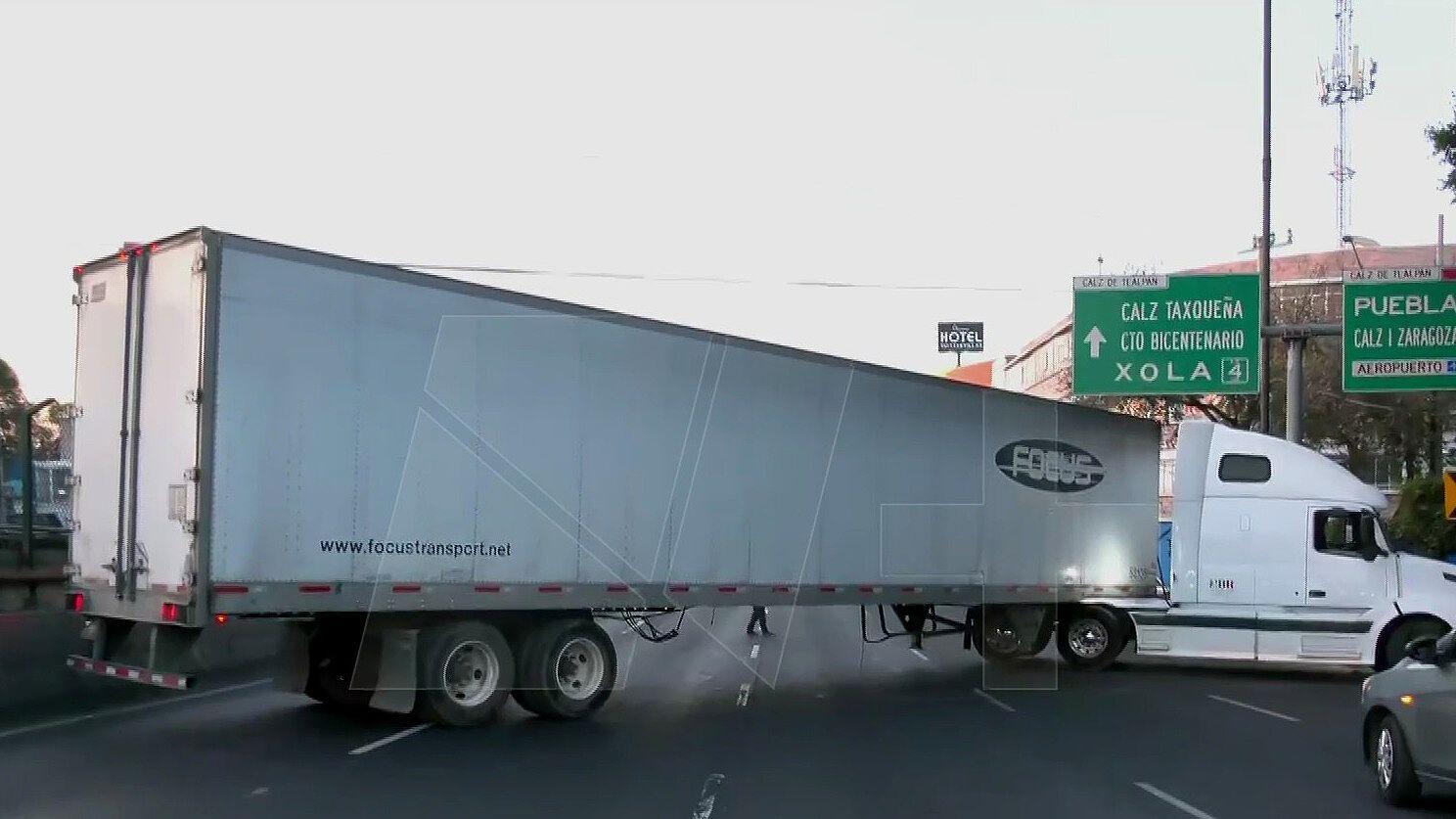 Tráiler Atorado En Bajo Puente En Tlalpan Y Viaducto Cdmx Foro Tv En
