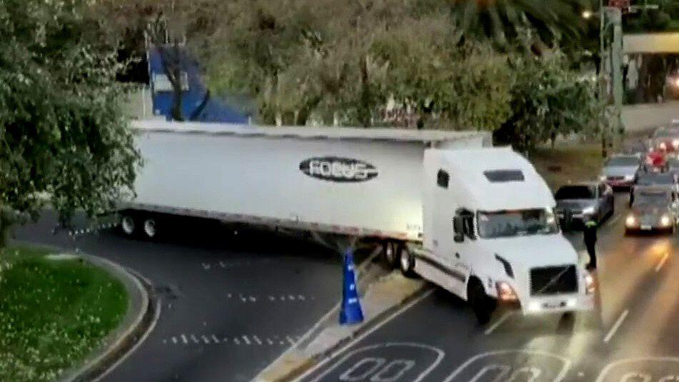 Logran Orillar Tráiler que Casi se Atora en Bajo Puente en Tlalpan y ...