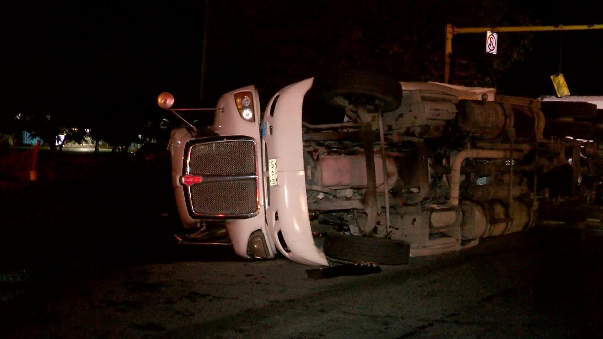 Conductor de Tráiler Con 20 Toneladas de Pañales Se Impacta en ...