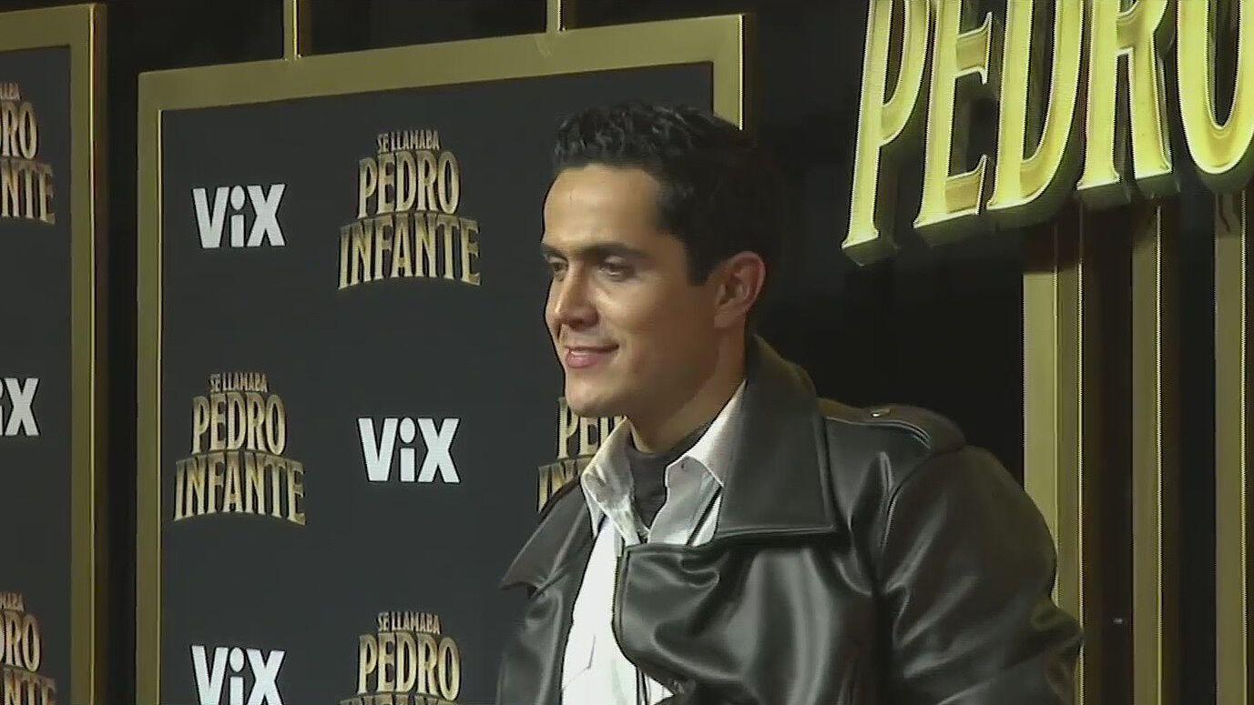 Mario Morán Llega en Falda a Alfombra Roja de ‘Se Llamaba Pedro Infante ...