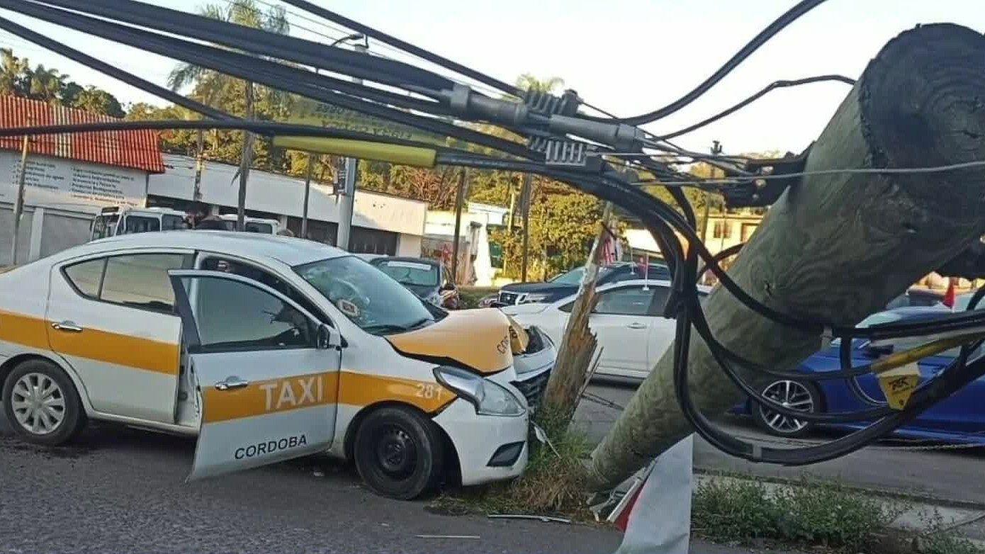 Taxi Choca contra Poste en Córdoba; Hay Un Lesionado | N+