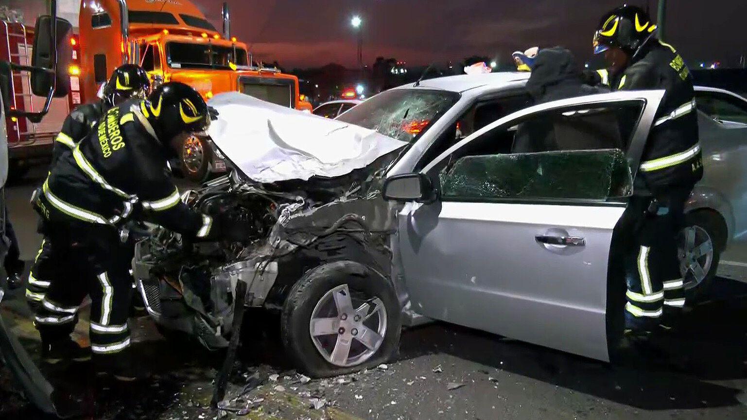 Auto se Impacta con Camión Repartidor de Garrafones en Azcapotzalco ...
