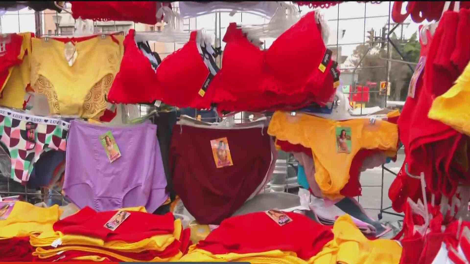 ¿Chones Rojos o Amarillos? Capitalinos se Preparan para Recibir el Año ...