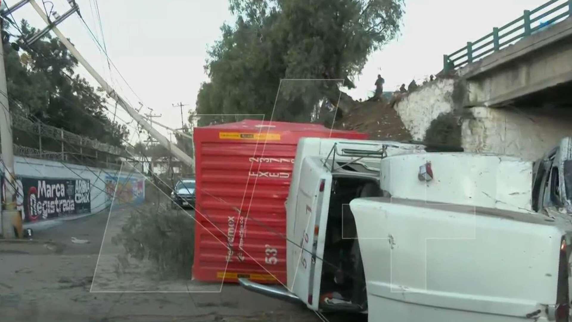 Volcadura de Tráiler en Tlalnepantla, Edomex, Deja 5 Heridos | Foro Tv en Vivo | N+