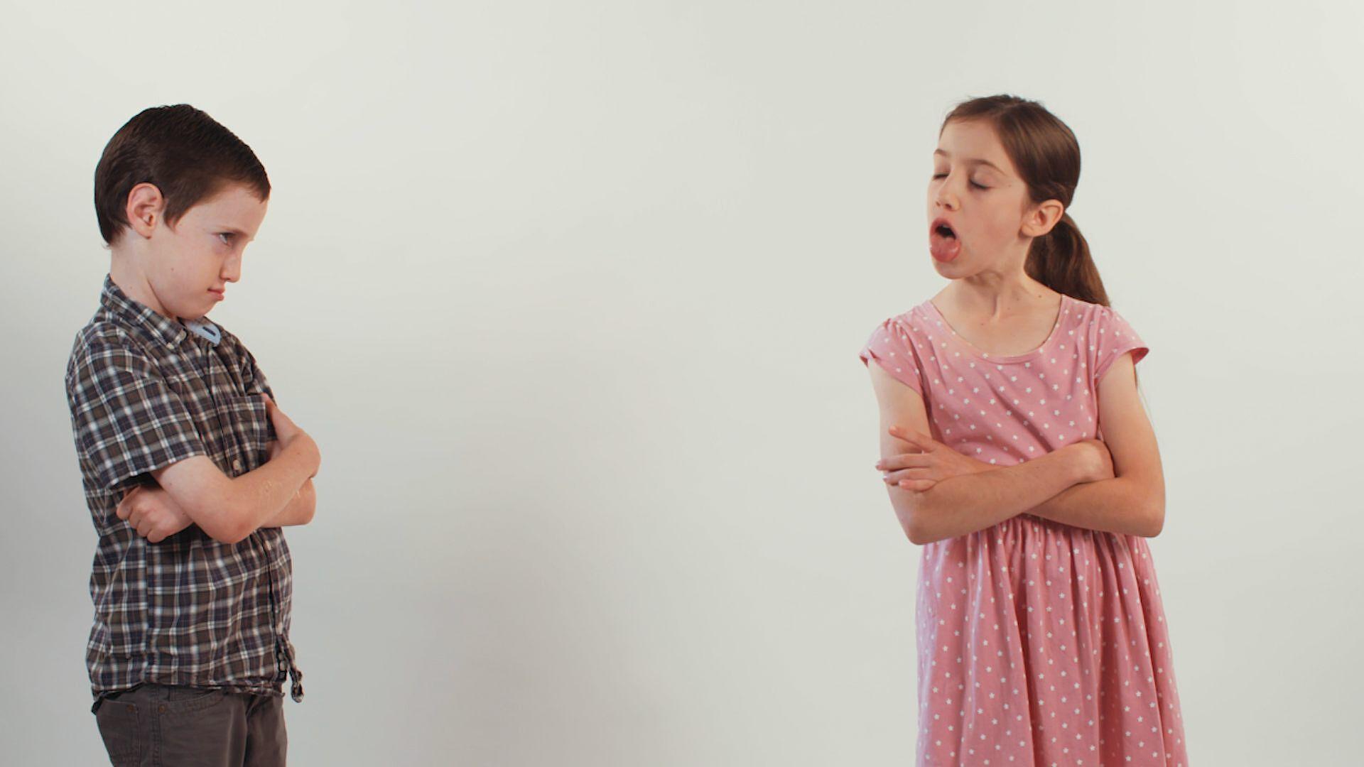 Científicos Afirman que Pelearse con un Hermano Puede Aumentar las ...