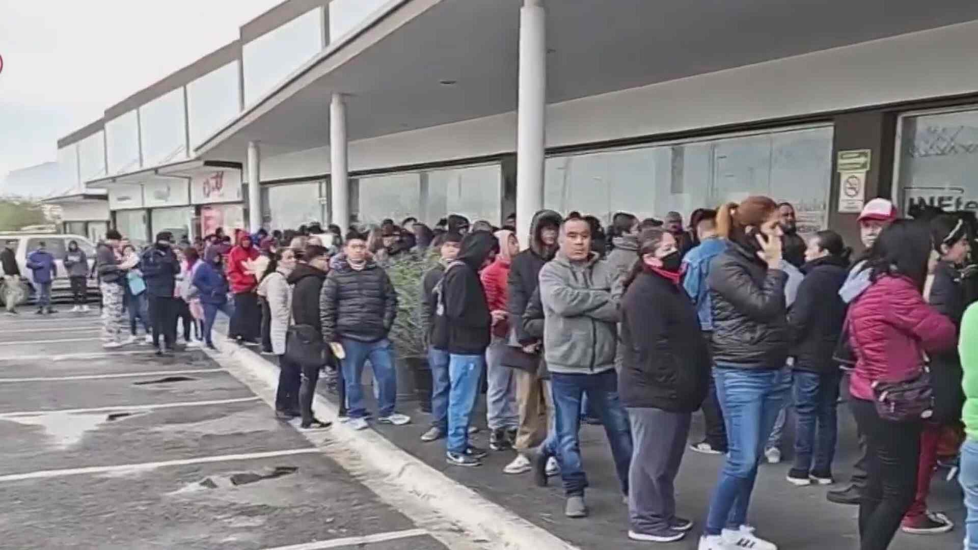 Hacen Larga Fila Para Tramitar Credencial en Ave. Lincoln | N+