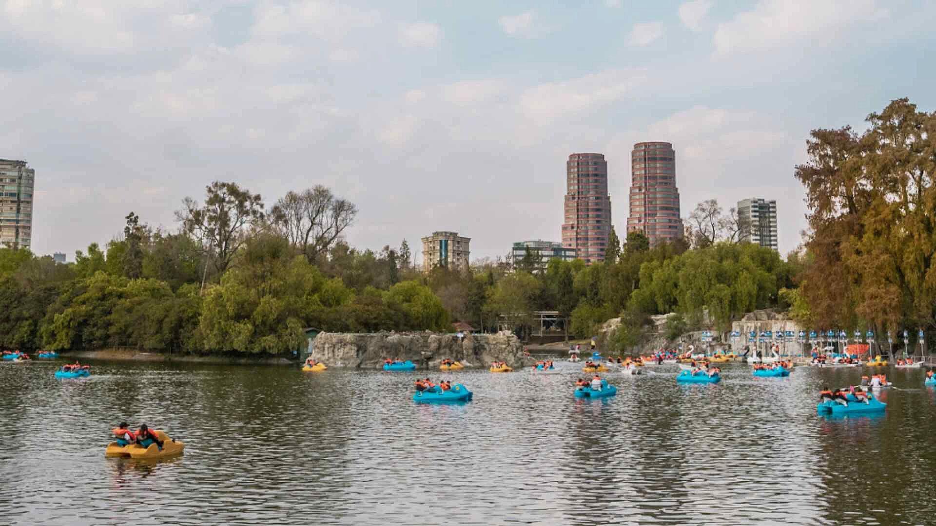 Rescatan a Tripulantes de Lancha que se Volteó en Lago de Chapultepec | N+