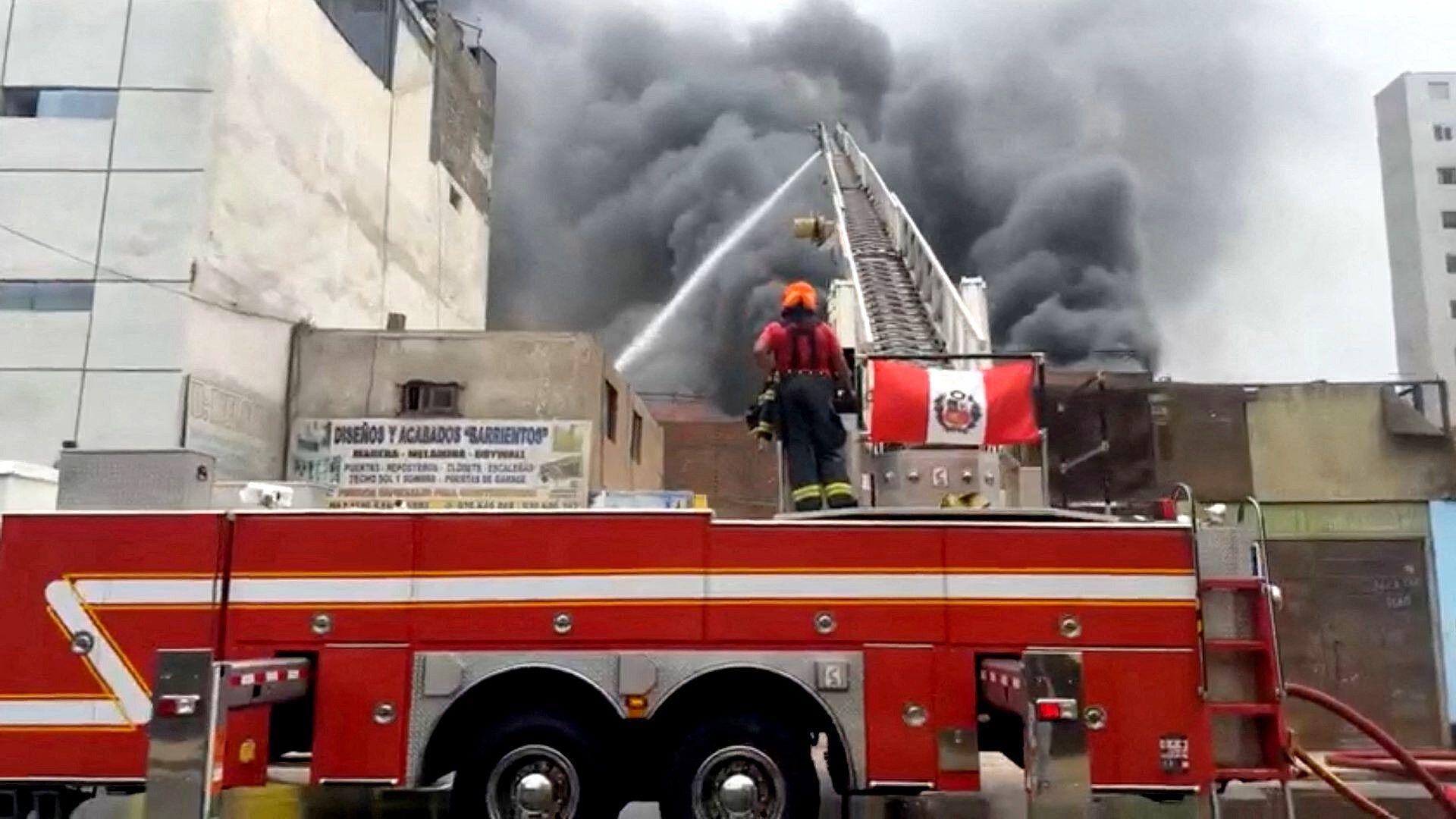 Incendio Consume Edificio en Lima, Perú: Esto Ocurrió | N+