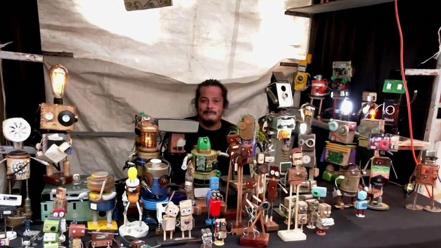 Mexicano Realiza Robots de Materiales Reciclados | N+