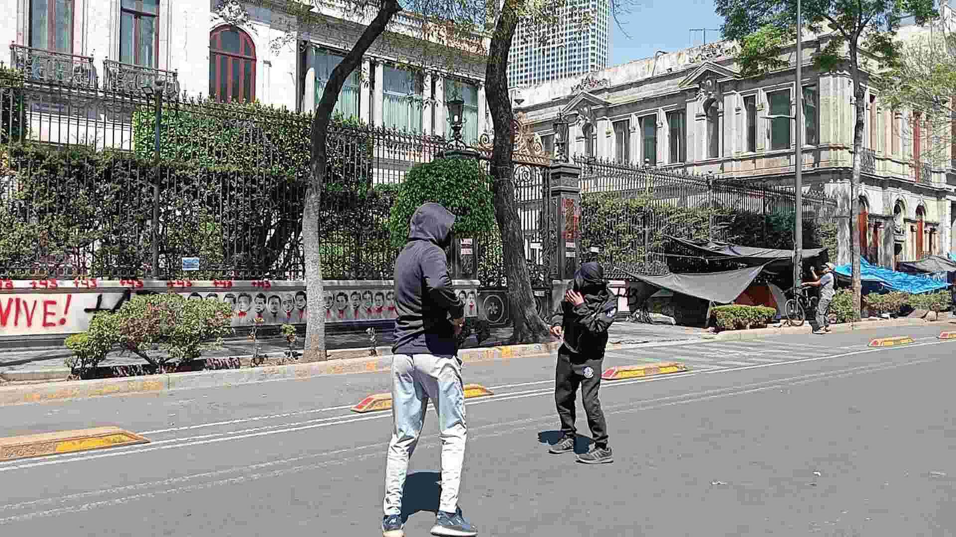 Normalistas Concluyen Manifestación en Segob; Lanzan Petardos, CDMX ...