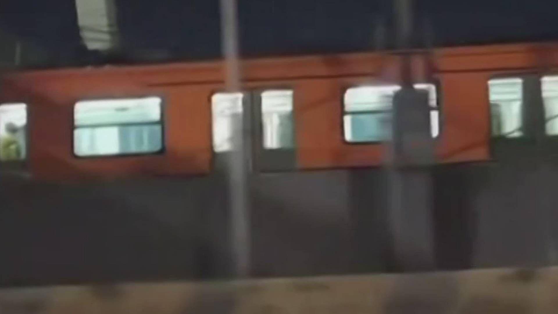 Captan a Pareja Teniendo Relaciones Sexuales en Último Vagón del Metro ...