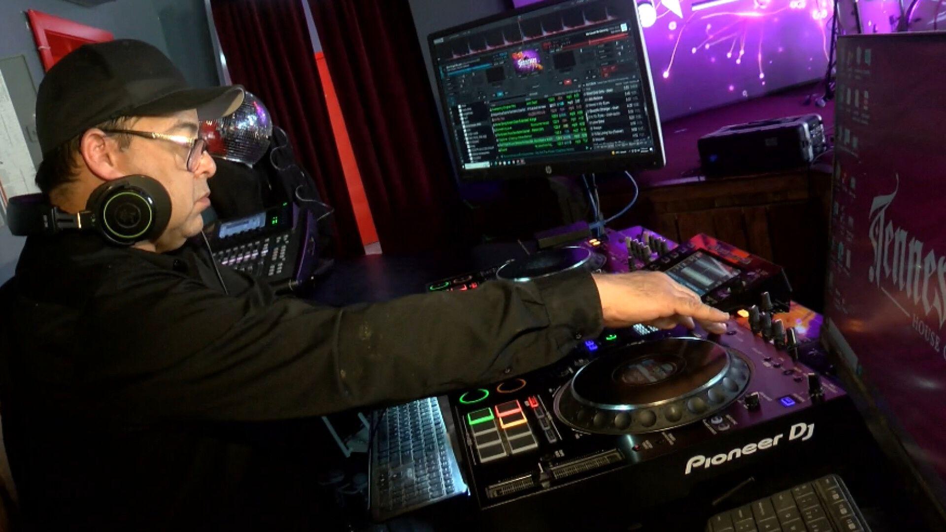 A sus 56 Años, Fausto Trabaja DJ Profesional en Mexicali ¿Qué Tan ...