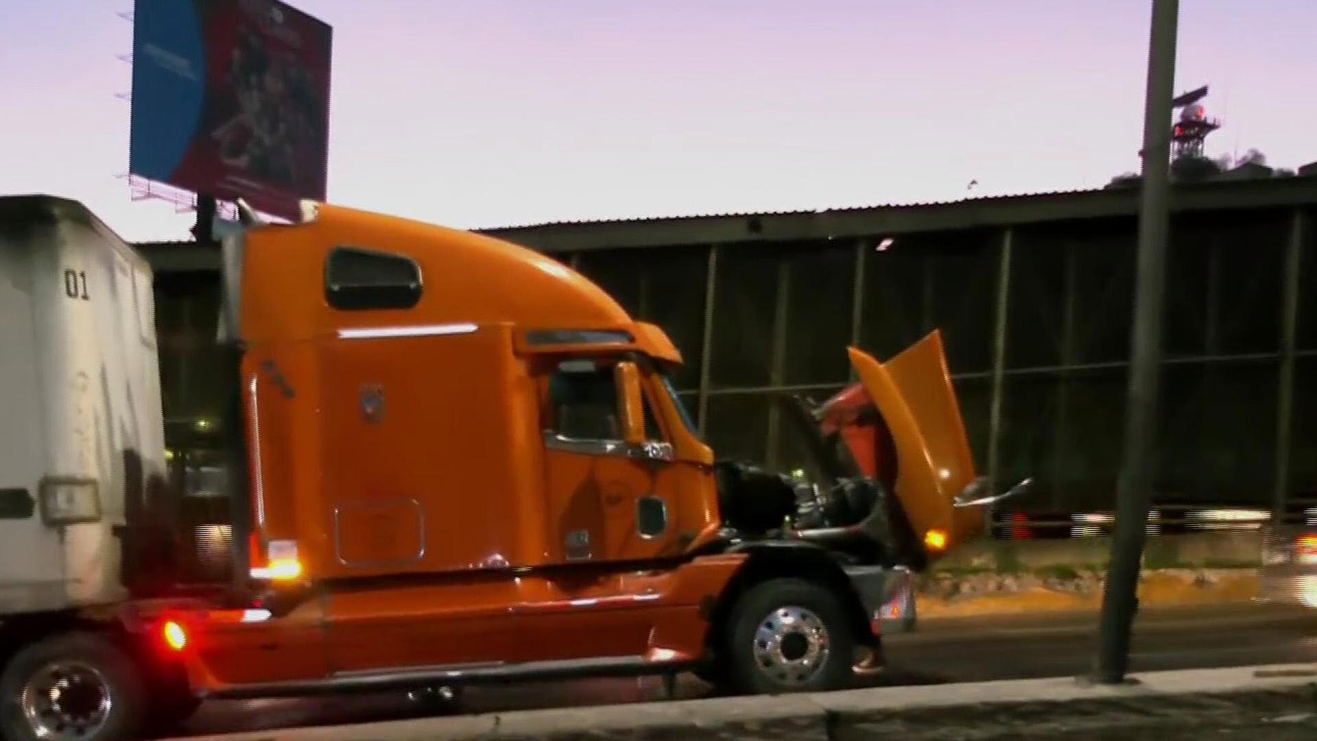 Tráiler Descompuesto Cerca del AICM Provoca Caos Vial | N+
