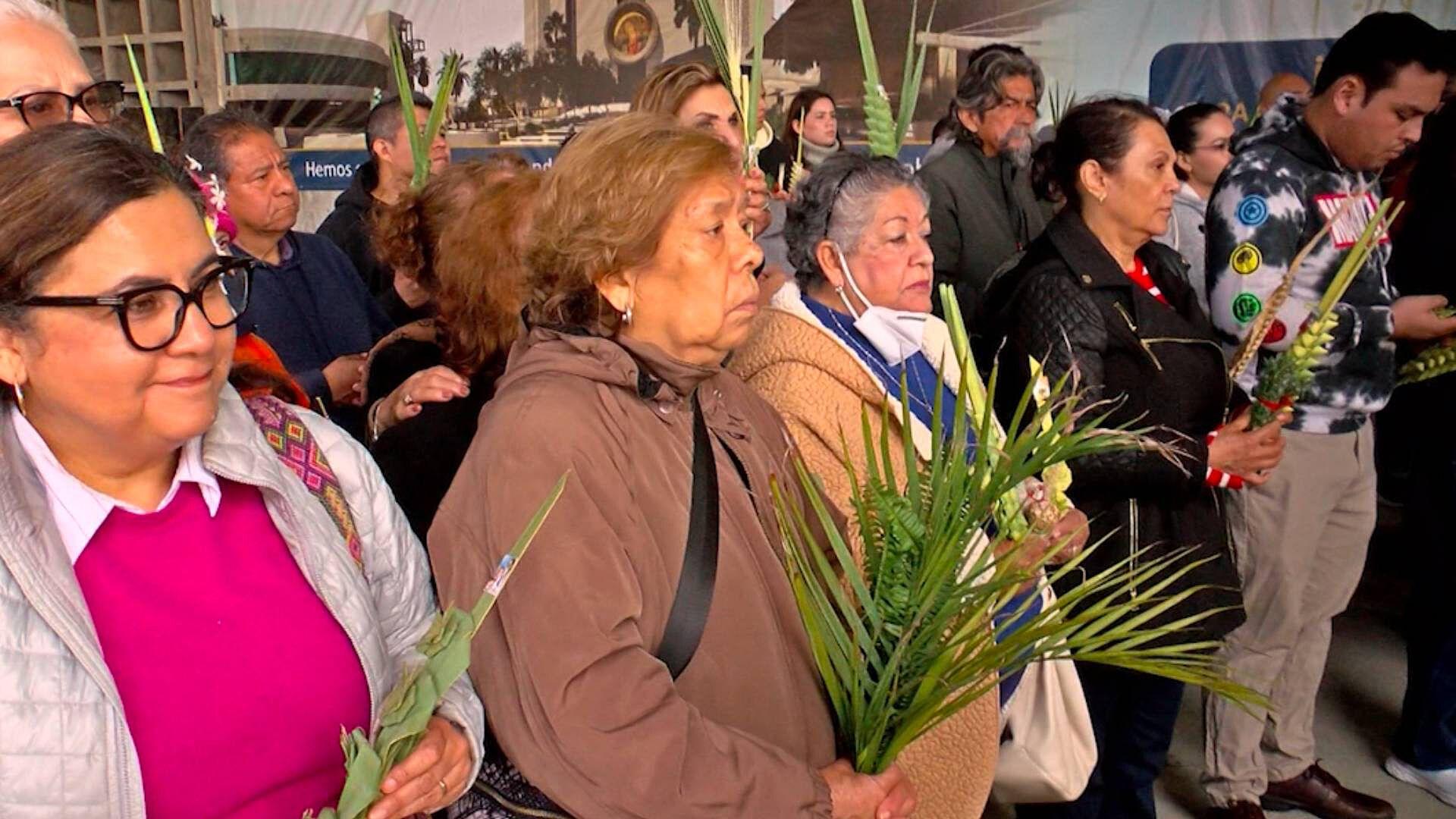 Ante el Clima, Miles de Personas Asisten al Domingo de Ramos en Tijuana | N+