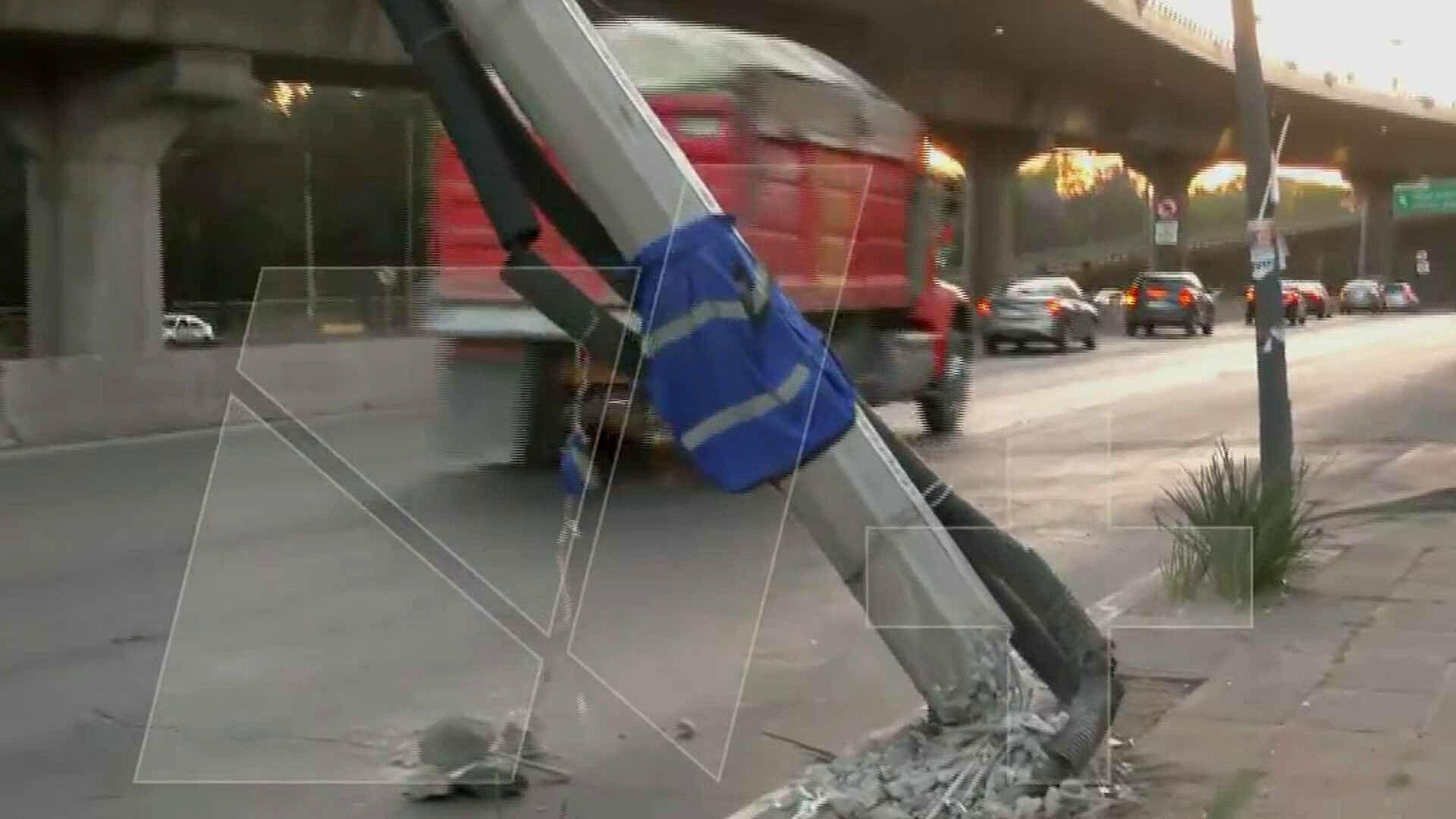¡Toma Precauciones! Poste a Punto de Caer en Lateral de Periférico ...