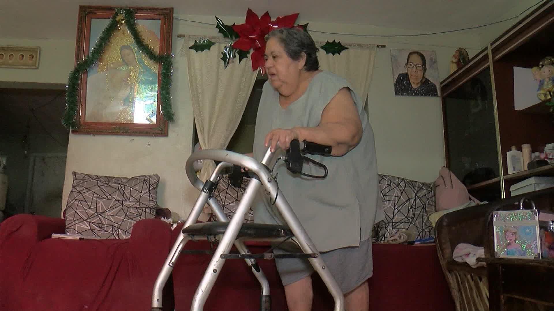 Bertha Alicia Vive Sus Días Con una Enfermedad que le Aqueja al Caminar | N+