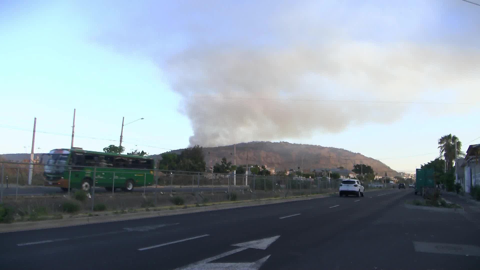 Suman Cerca de 150 Elementos Combatiendo el Incendio en el Cerro del ...