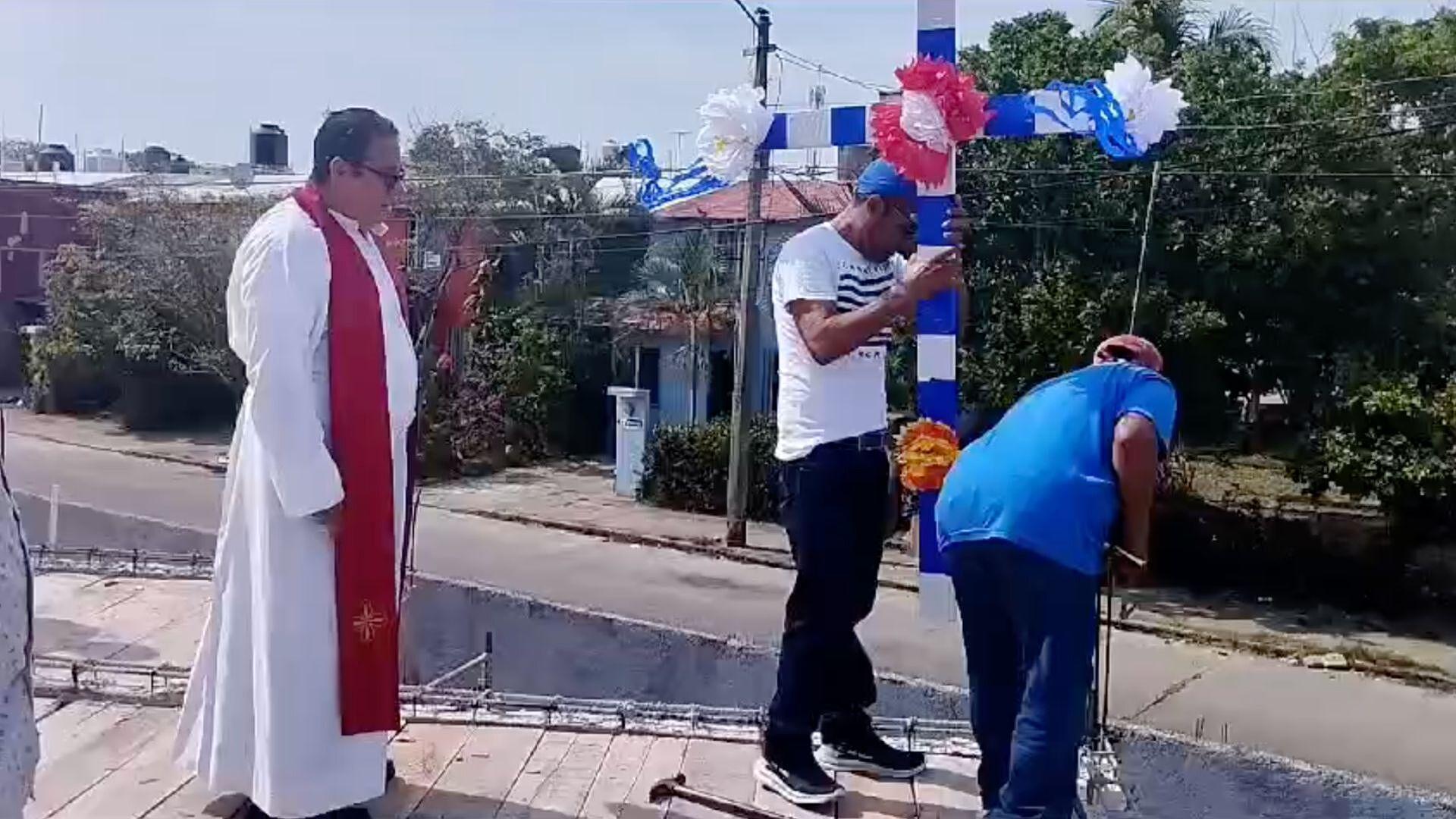 Albañiles Celebran a la Santa Cruz y le Piden que Doblegue el Corazón ...
