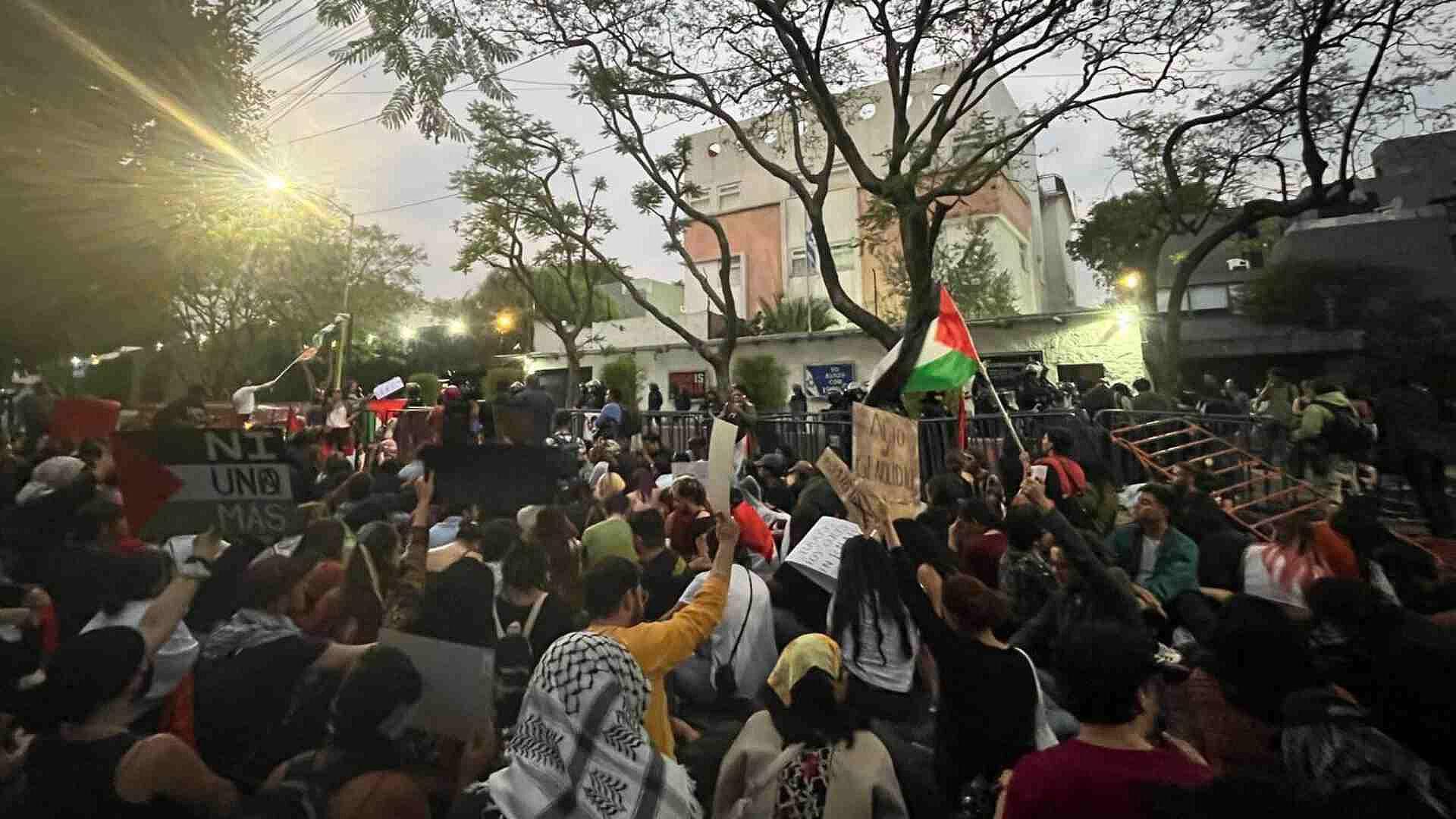 En Vivo: Manifestantes Protestan Frente a la Embajada de Israel en ... En Vivo: Manifestantes Protestan Frente a la Embajada de Israel en ...