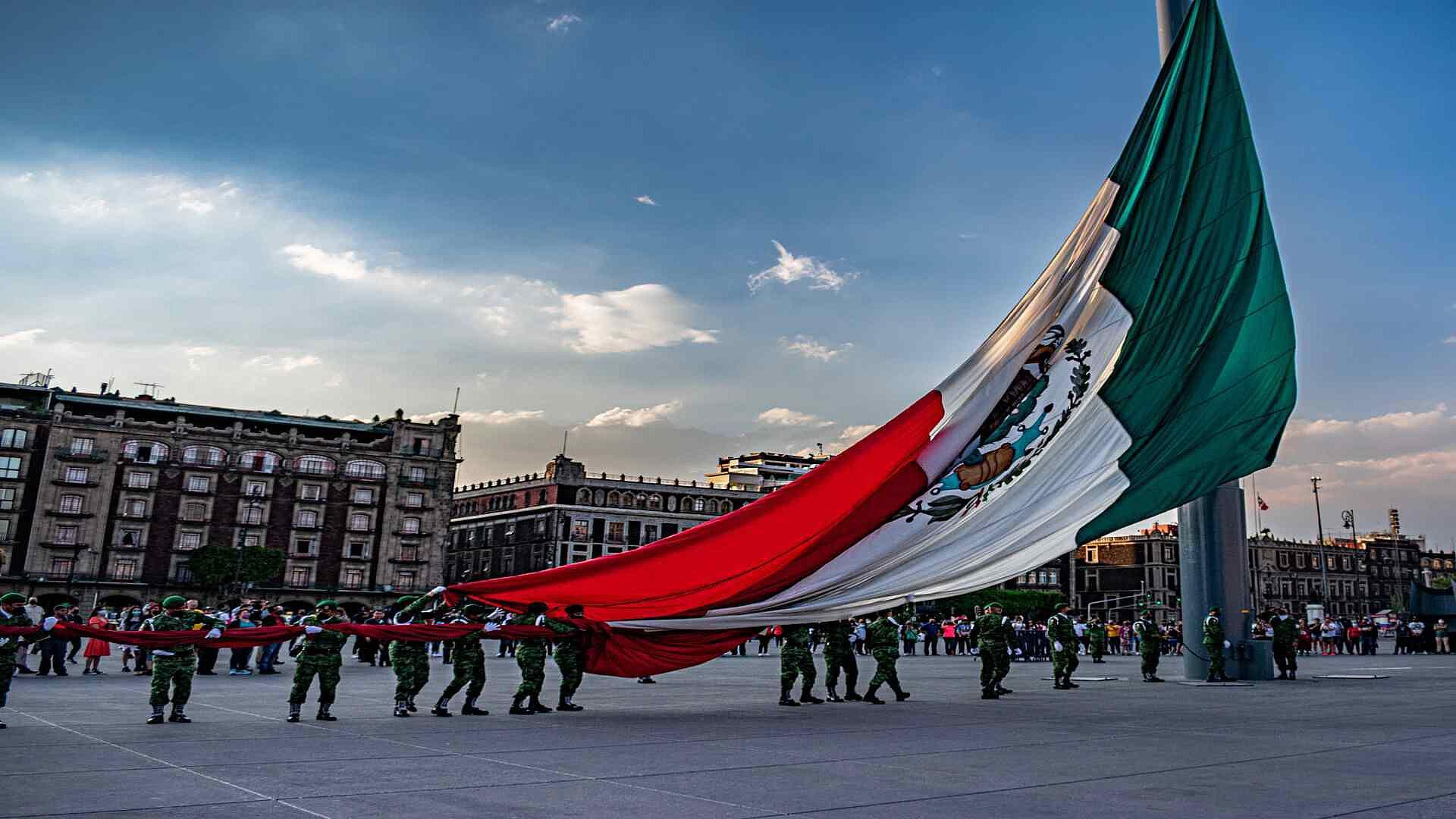 Xóchitl Gálvez Pide a AMLO Colocar la Bandera Nacional en el Zócalo ...