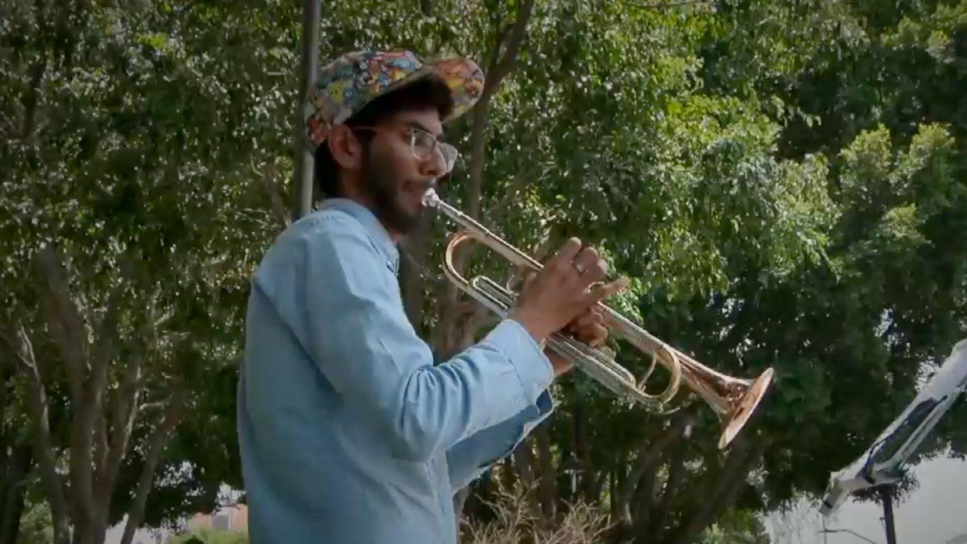 Se Gana la Vida Tocando la Trompeta en Calles de Puebla | N+