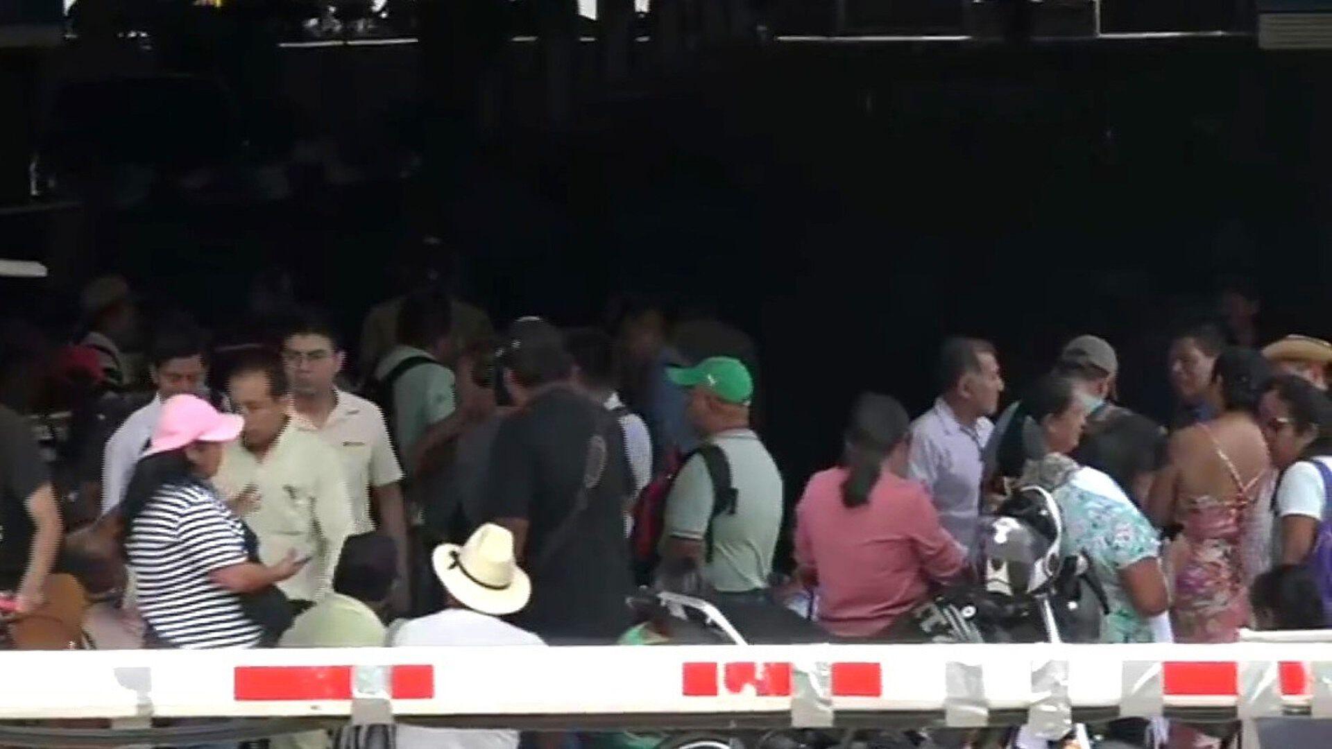 Contingente de la CNTE Bloquea Accesos a Centro Comercial en Oaxaca | FORO tv en Vivo | N+