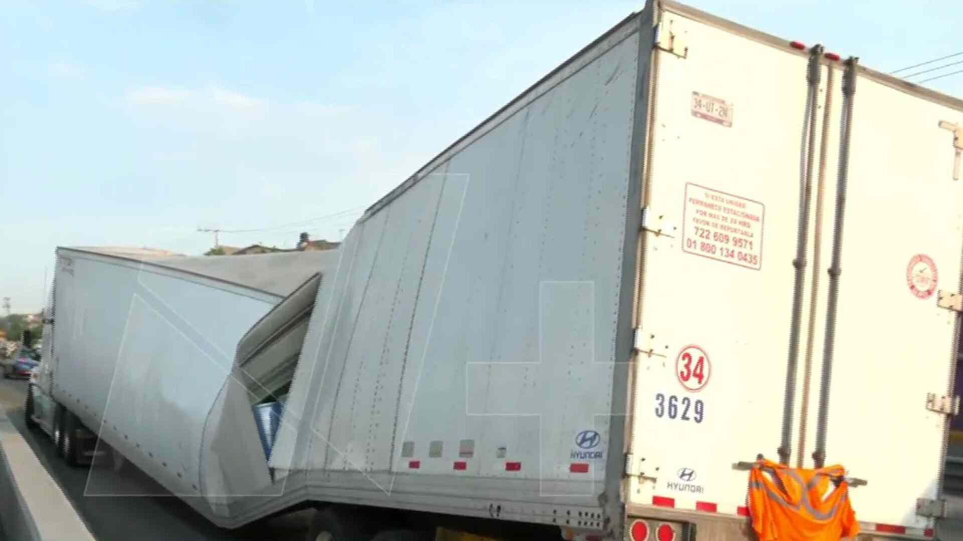 Caja de Tráiler se Parte en la Autopista México-Puebla | N+