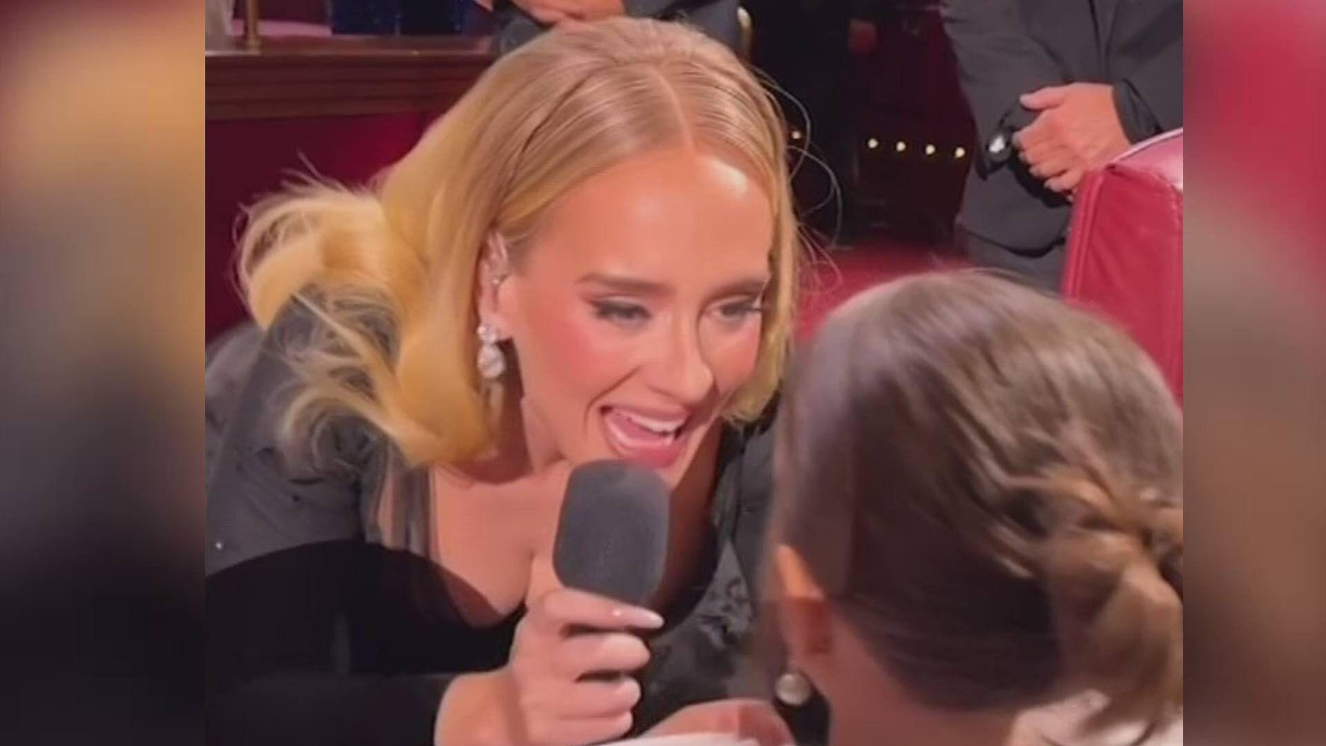 Adele Conoce a Una ‘Mini Adele’ Durante Concierto | N+