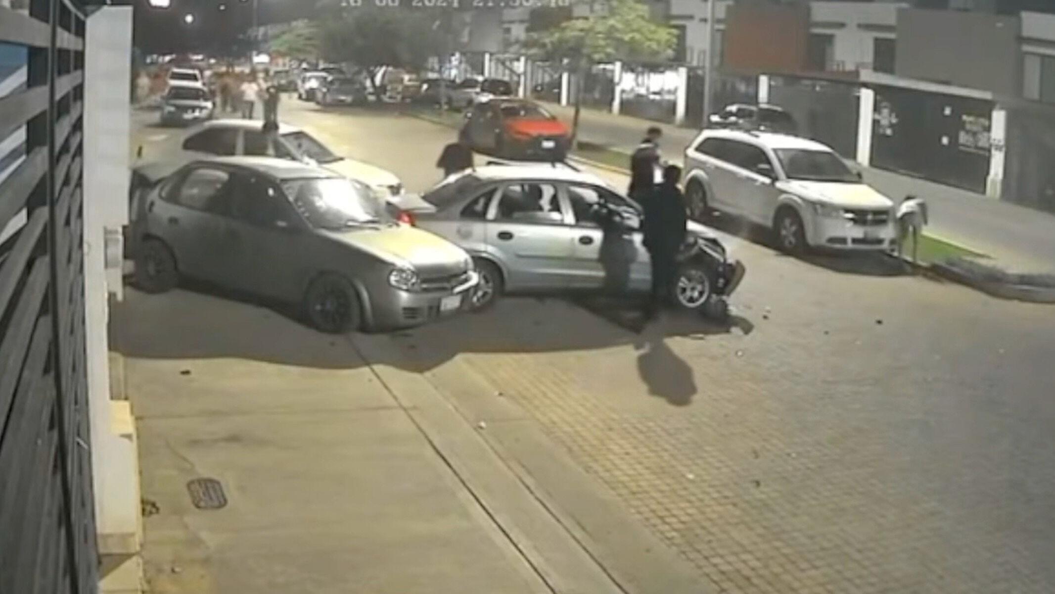 ¡VIDEO! Joven Pierde el Control de su Carro y Choca Contra Varios Vehículos en Irapuato | N+