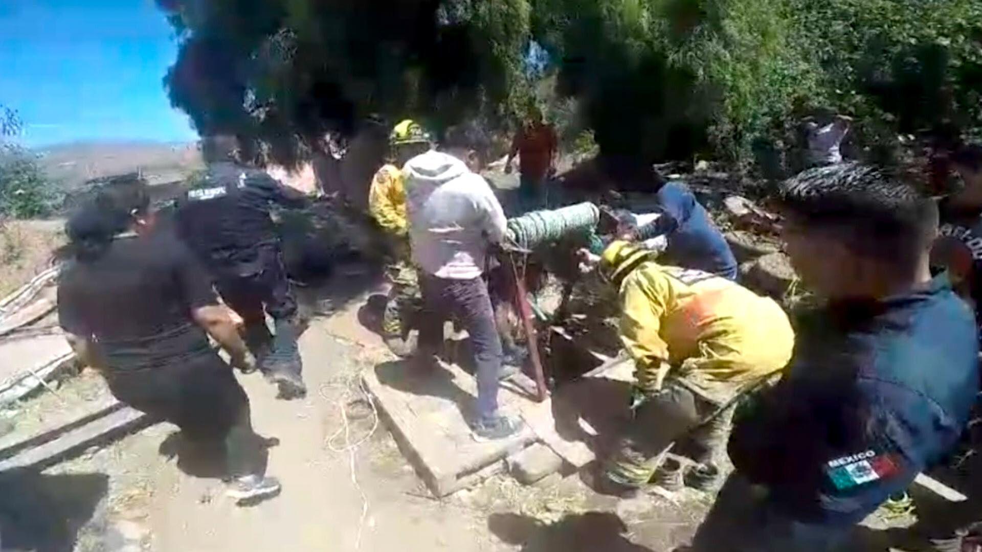 Rescatan a Dos Hombres Atrapados Dentro de Pozo, Ambos Sufrieron Intoxicación | N+