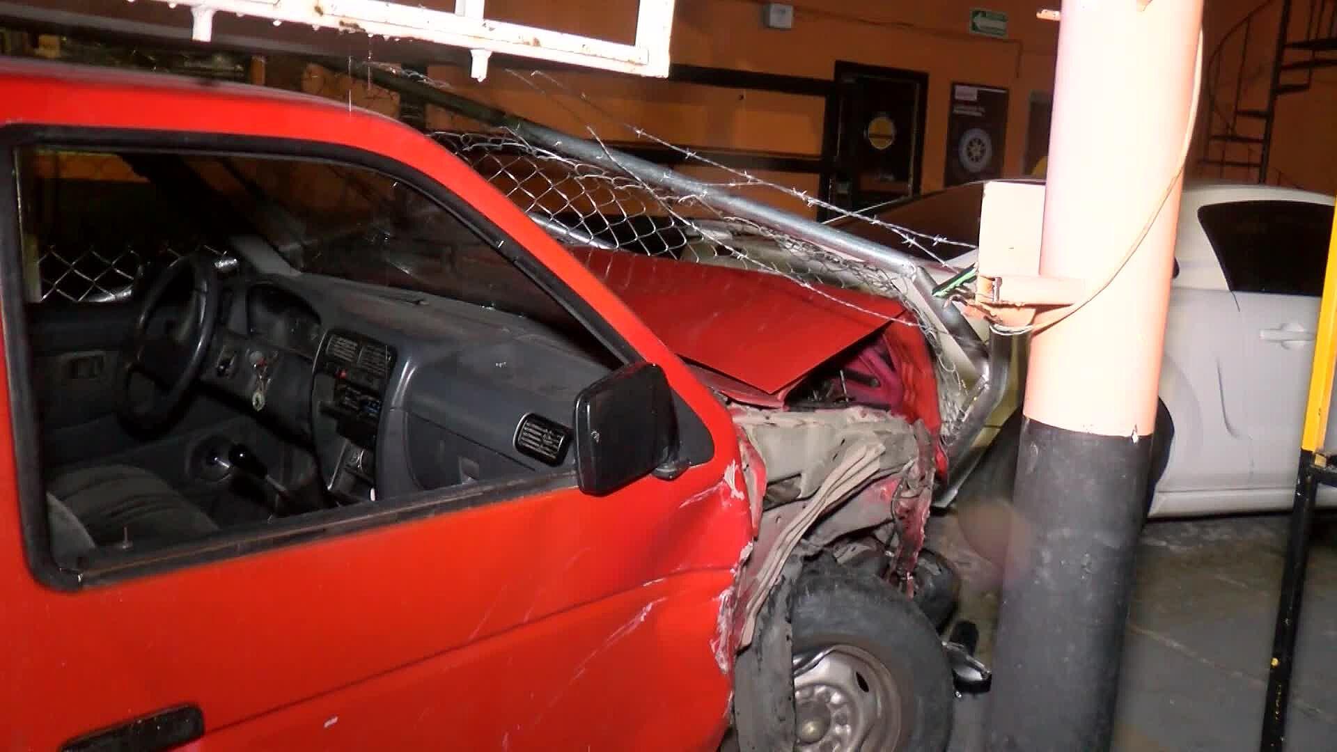 Camioneta Se Queda Sin Frenos Y Choca A Auto Que Esperaba La Luz Verde N