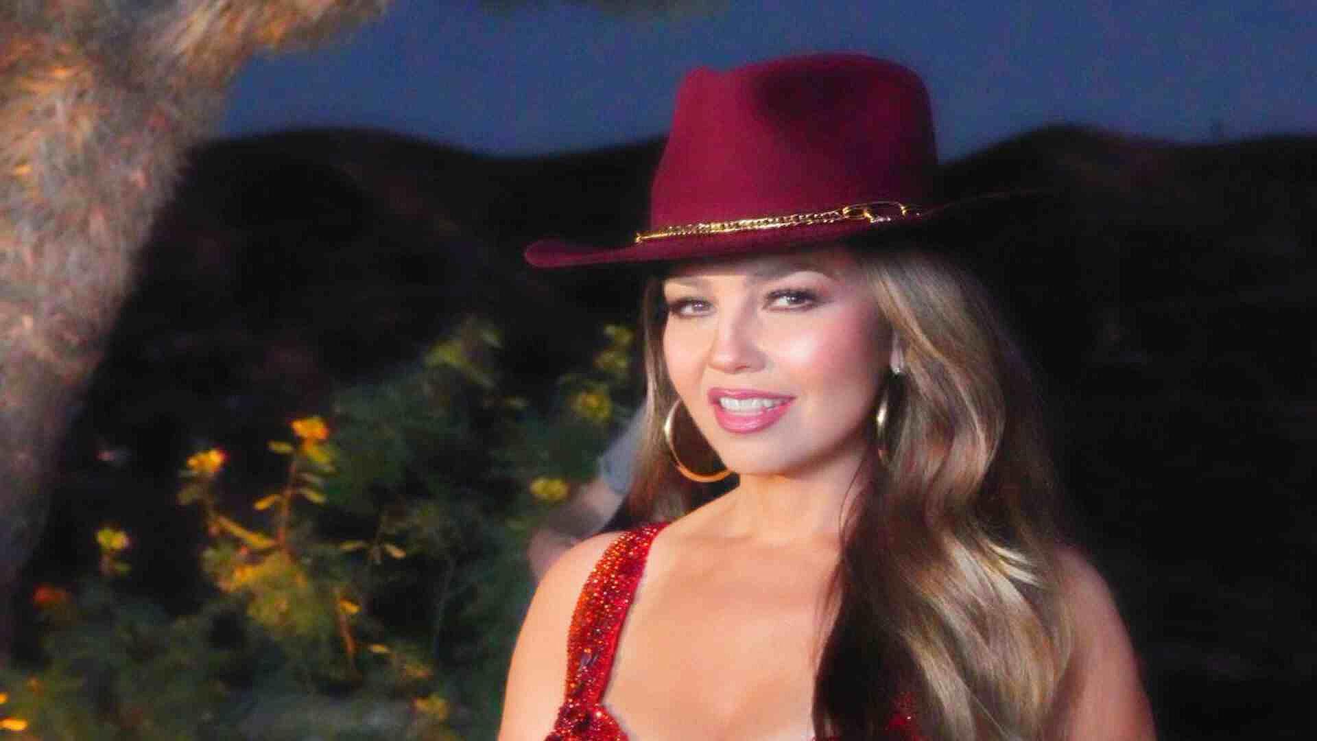 ¡Pasu Mecha Marimar! Thalia Estrena el Video de 'Silencio' | N+