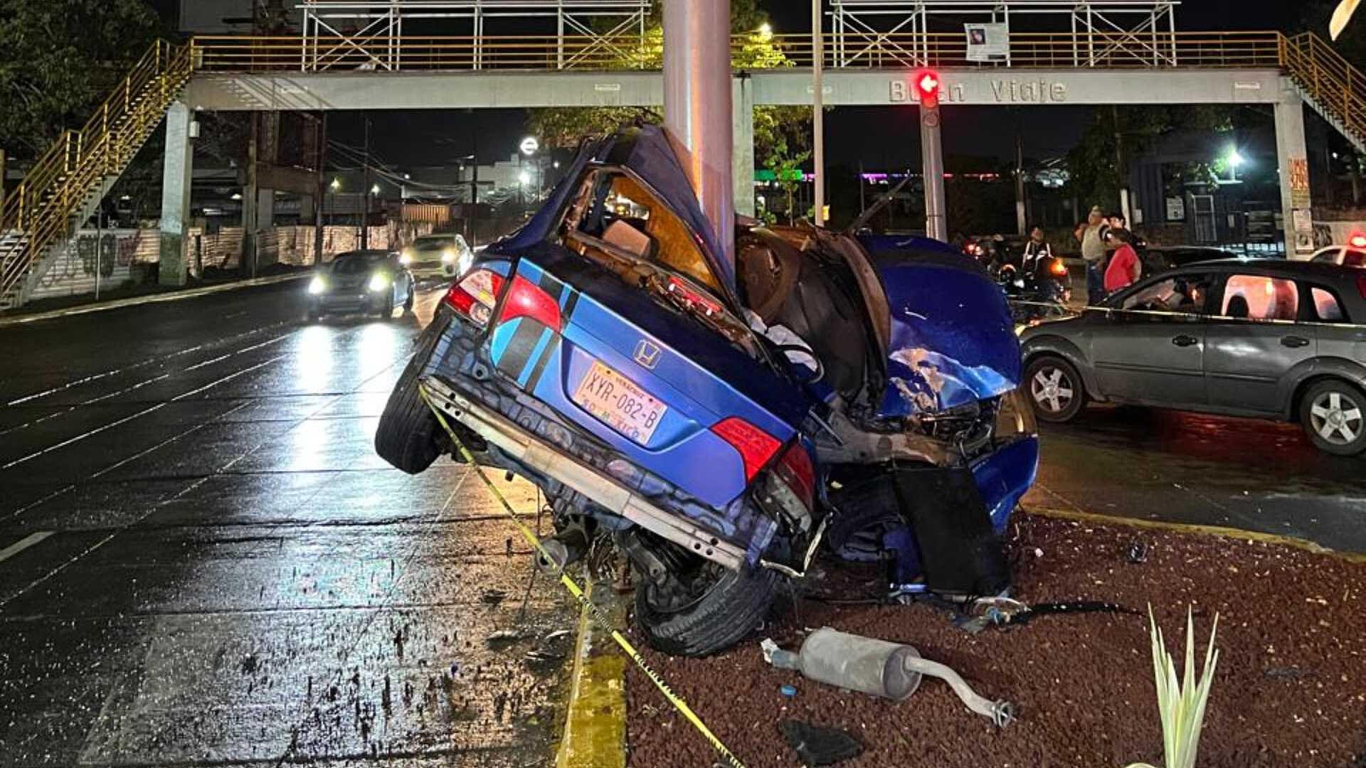 Auto Termina “Abrazando” Poste por Fuerte Choque en Rafael Cuervo | N+