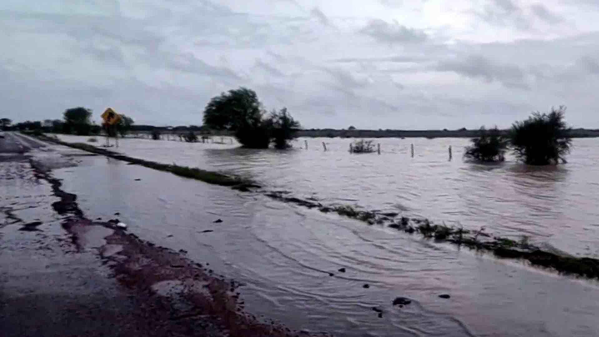 El Desbordamiento del Río Pilón Cierra Carretera en Tamaulipas | N+