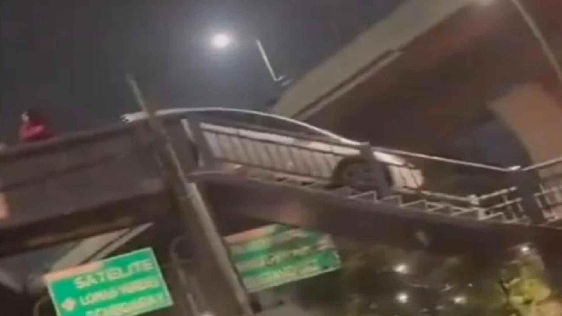 ‘Se Confundió’: El Caso del Auto Atorado en Puente Peatonal en ...