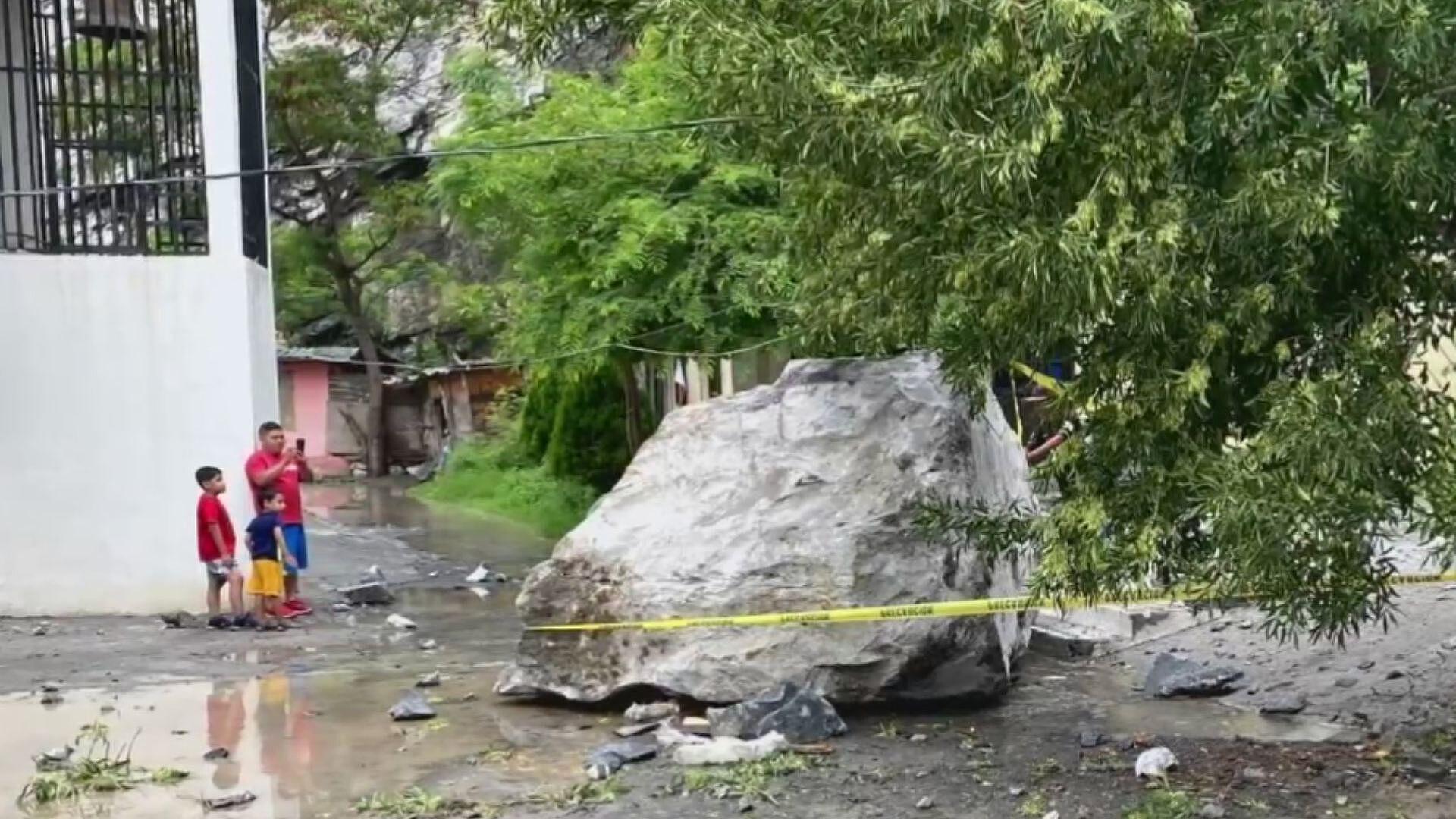 Familias Alarmadas tras Derrumbe de Rocas en Monterrey | N+