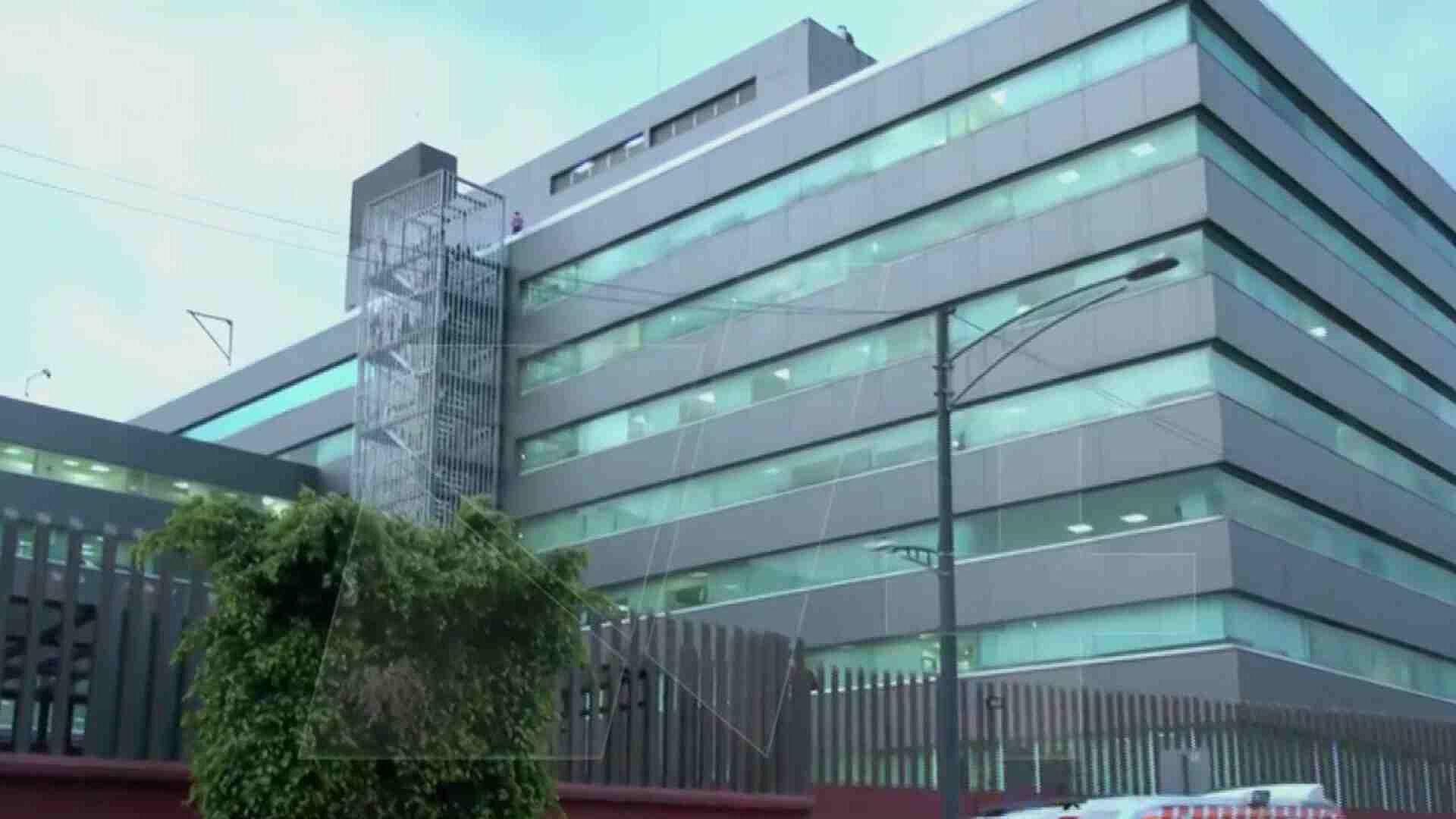 VIDEO: Momento Exacto en que Hombre es Rescatado al Intentar Aventarse de Octavo Piso | FOROtv ...