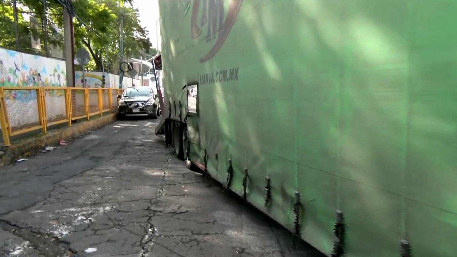 Realizan Maniobras para Retirar Nodriza Averiada en la Lateral de ...