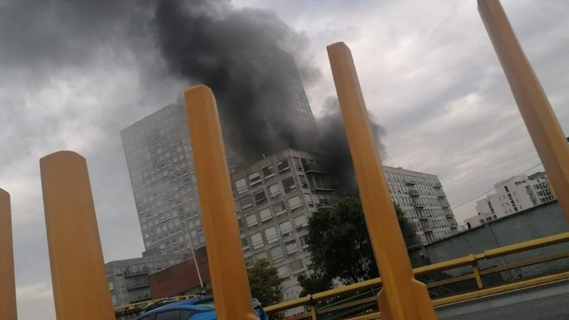 Trasladan a 2 Personas al Hospital Tras Incendio en Torre de ...