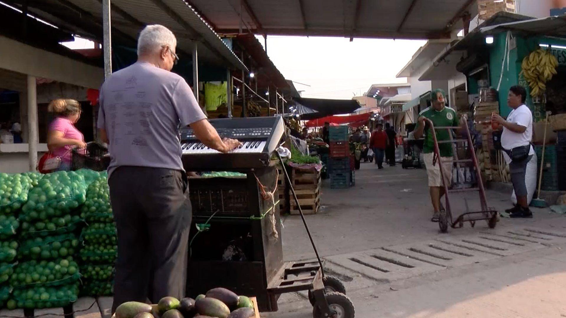 50 Años de Poner el Ambiente Musical en Mercados de Veracruz | N+