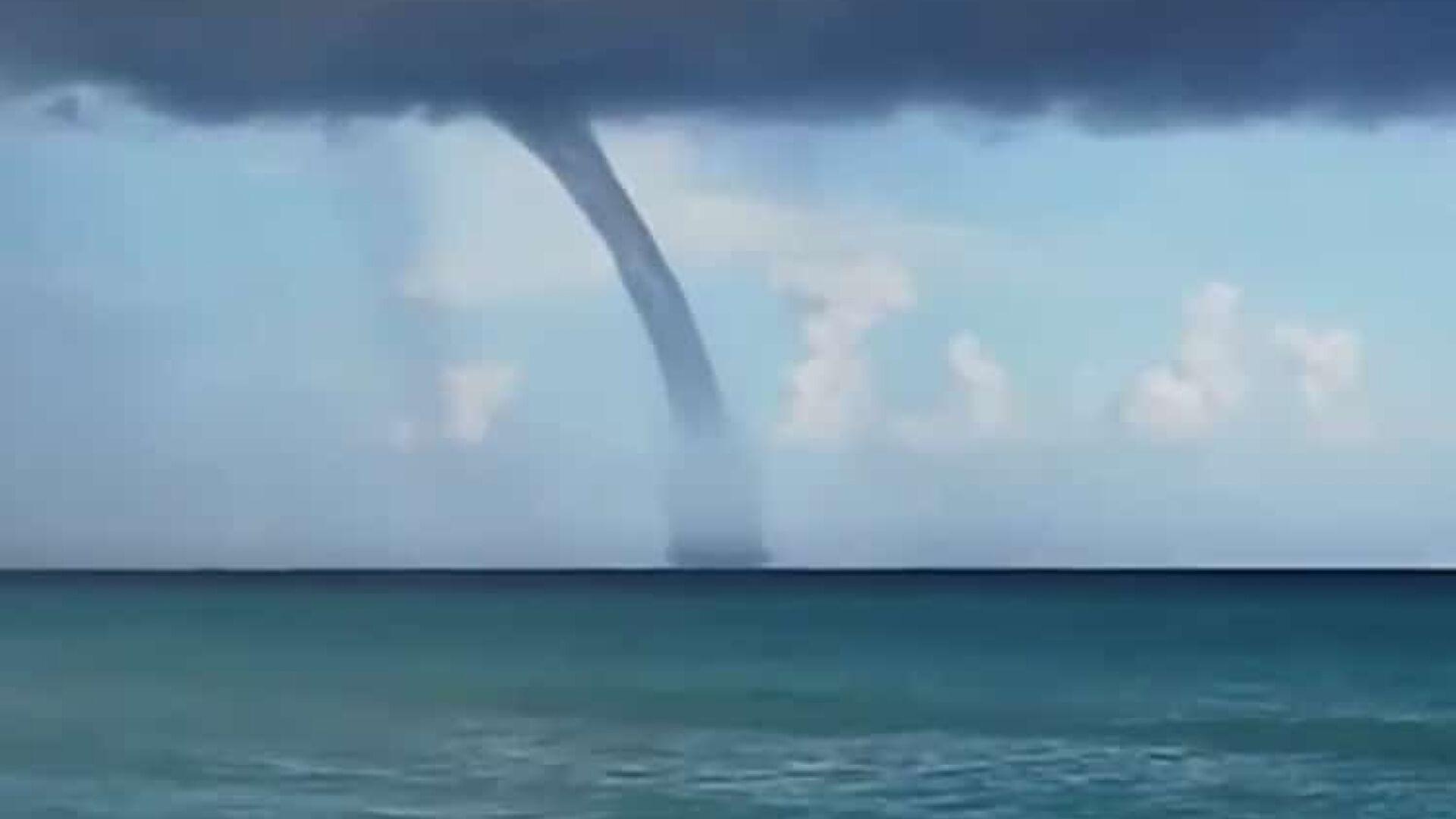 Sorprende Formación de Tromba Marina Frente a Alvarado, Veracruz | N+