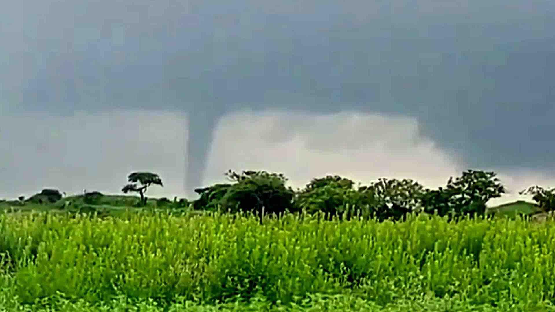 Tromba Marina Captada en Alvarado, Veracruz Desde el Puente y Playa | N+